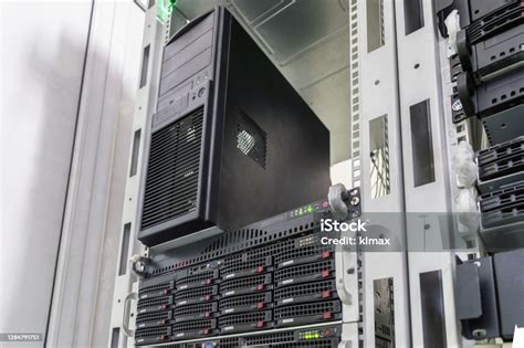 데이터 센터 랙에는 대형 서버 컴퓨터 시스템 장치가 있습니다 데이터 센터 컴퓨팅 장비 인터넷 공급자의 호스팅 플랫폼입니다 0명에
