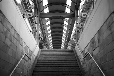 배경 화면 검은 검정색과 흰색 하부 구조 흑백 사진 건축물 빛 대도시 지역 사진술 건물 대칭 단색화 일광 계단 선 중심지 골목 각도