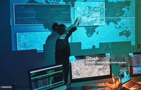 사이버 보안 여성 및 피싱 랜섬웨어 및 사이버 검색을 위한 글로벌 네트워크 프레젠테이션 지도 디지털 데이터베이스 및 It