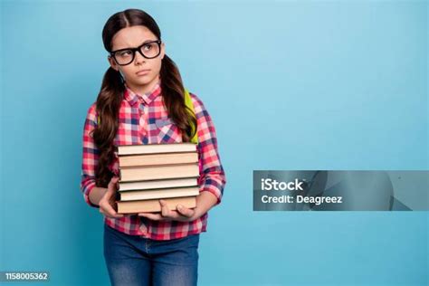 그녀의 초상화 그녀 좋은 매력적인 사랑스러운 사랑스러운 마음이 여자 손에 들고 체크 셔츠를 입고 많은 다른 인쇄 책 밝은 선명한 빛나는 푸른 청록색 배경을 통해 고립 가을에