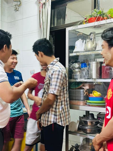 ဝင်းဝင်းကားပစ္စည်းဆိုင် ပိတ်ပြိုပိမိတုန်းက ကျွန်မ အနားက မဟုတ်တဲ့ ရှက်တက်တဲ့ မောင်လေးအောင်ဖ