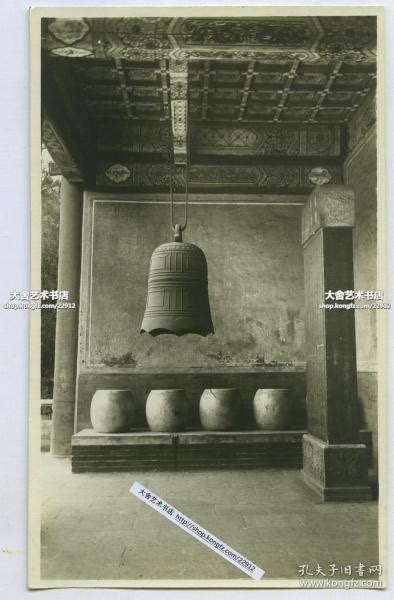 民国北京国子监孔庙大成门两侧各有石鼓老照片石鼓旁竖立着两座清代乾隆御制石碑东侧一碑碑文介绍的是乾隆帝仿制石鼓的原因及用意西侧石碑四面