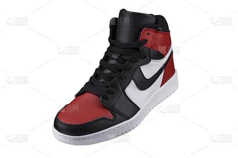 侧面的高运动鞋与红色和黑色的口音。素材 花瓣网