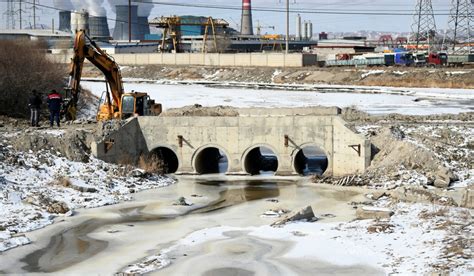 Зөвшөөрөлгүй барьсан гүүрийг буулгаж орц гарцыг чөлөөлж байна