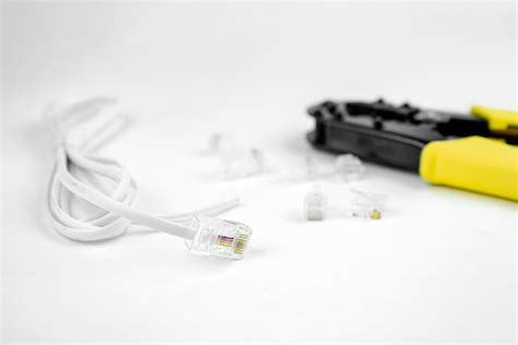 인터넷 또는 전화 선 케이블 및 크림퍼 트위스트 케이블 도구 트위스트 쌍 Utp 고양이 5 압착 Rj45 Lan 케이블 Rj45 커넥터압에 스테핑 0명에 대한 스톡 사진 및