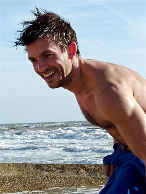 ‘bridgertons Jonathan Bailey Takes The Plunge The New York Times