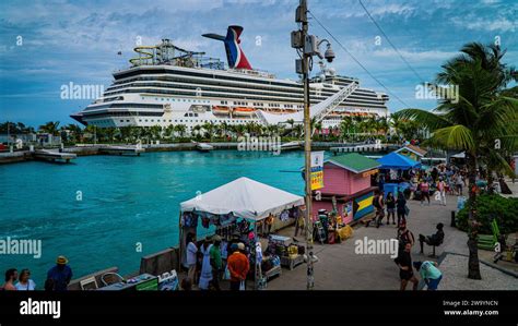 Nassaubahamas Dec 262023 Tourist Enjoying The Local Shops While The Cruise Ships Docks At