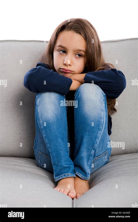 Petite Fille Assise Sur Un Canap Et Contrari Par Quelque Chose Photo Stock Alamy