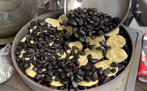 从石头堆里翻出来就像是挖宝贝陕西特色小吃石子馍纯手工制作酥脆爽口越嚼越香 哔哩哔哩