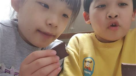 피스터블 바 초콜릿 먹기 Youtube