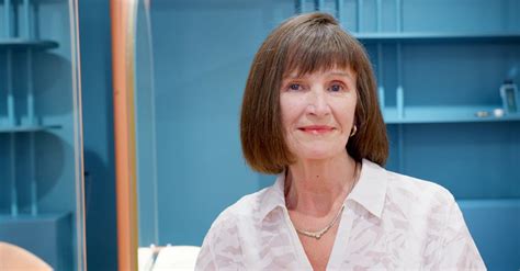 갈색 머리 고객 고령자 노인 라이프스타일 매력적인 머리 머리 장식 무료 비디오 미소 미소 짓는 미용 요법 미용 치료 미용사 미용실 바버샵 보고