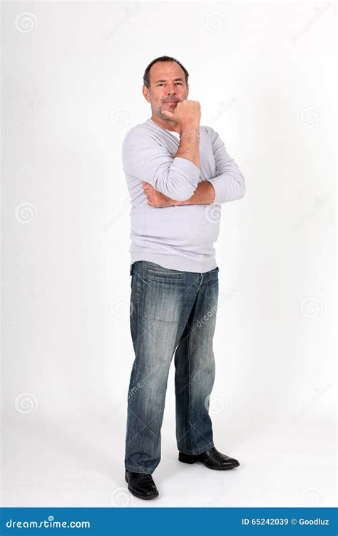 Изолированное положение старшего человека Стоковое Изображение изображение насчитывающей