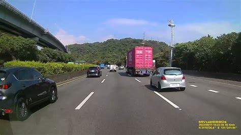 每次走國道一號林口下坡段 總是不少車輛很勇敢的貼著前車跑 如前方有狀況就直接連環車禍了 可惜沒後鏡頭 不然還能看到大車貼著前車跑