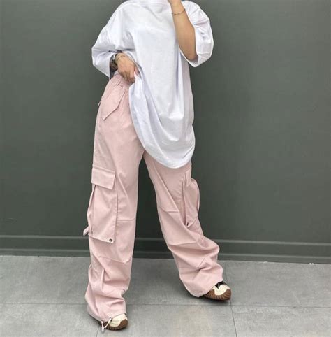 ۱۰ مدل شلوار کارگو دخترانه شلوار کارگو با تیشرت لانگ