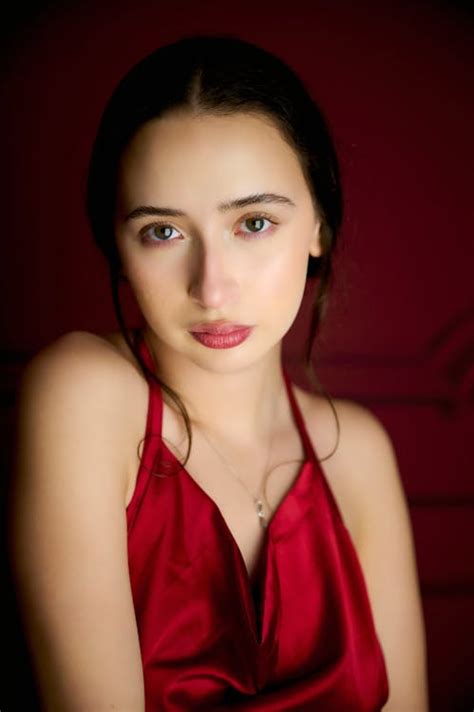 빨간색 옷을 입은 젊은 여성의 우아한 초상화 · 무료 스톡 사진