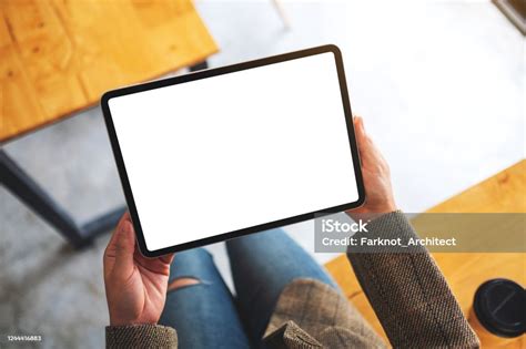 빈 흰색 데스크톱 화면으로 검은 색 태블릿 Pc를 들고있는 여성 검은색에 대한 스톡 사진 및 기타 이미지 검은색 공란 데스크탑 컴퓨터 Istock