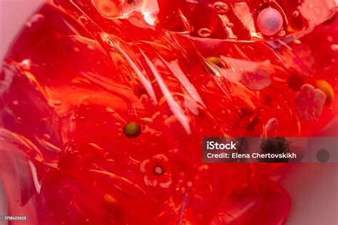 다채로운 젤 질감 거품이 있는 투명한 스킨케어 크림과 장식용 인형 배경 투명한 뷰티 세럼 컬러 화장품 클로즈업 0명에 대한 스톡 사진 및 기타 이미지 Istock