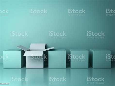 군중 및 다른 창조적인 아이디어 개념 반사와 그림자 행에서 녹색 배경에 닫힌된 녹색 정사각형 상자 가운데 한 흰색 열기 상자에서 밖으로 서 3d 렌더링 상자에 대한 스톡