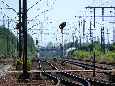무료 이미지 선로 기차 수송 철도 운송 즐거워하다 신호 상자 여름 더위 육상 차량 주거 지역 철도 차량 전기 공급 2816x2112 652357