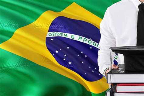 성공적인 브라질 학생 교육 개념입니다 브라질 국기 배경 위에 책과 졸업 모자를 들고 교사 교육 관련 직업에 대한 스톡 사진 및 기타 이미지 교사 교육 관련 직업 교육