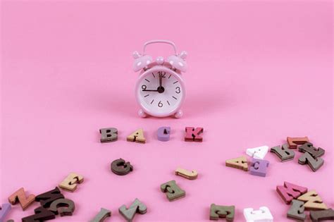 분홍색 배경에 흩어져있는 문자가있는 분홍색 알람 시계 학교 개념으로 돌아갑니다 0명에 대한 스톡 사진 및 기타 이미지 0명 개념 개인 장식품 Istock