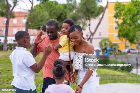 아프리카 흑인 민족 가족은 도시 공원에서 행복한 아이들과 함께 즐거운 시간을 보내고 서로 포옹합니다 가을에 대한 스톡 사진 및 기타 이미지 Istock