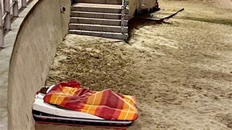 Ins Lita Imagen De Dos Hombres Durmiendo Con Canap Somier Colch N Y Manta En Las Canteras