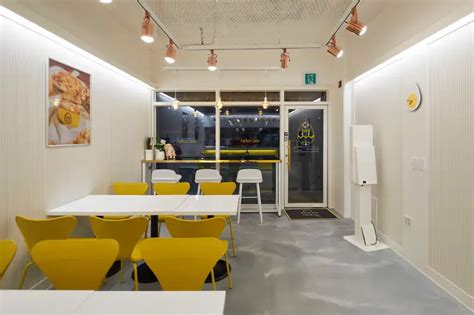 노란색 컬러로 포인트를 준 12평 토스트집 인테리어 의정부 고산동