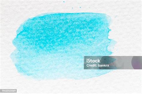 흰색 종이 바탕에 브러시 또는 배너로 청록색 또는 밝은 파란색 수채화 손으로 그리기 거친에 대한 스톡 사진 및 기타 이미지 거친 공란 광고 Istock