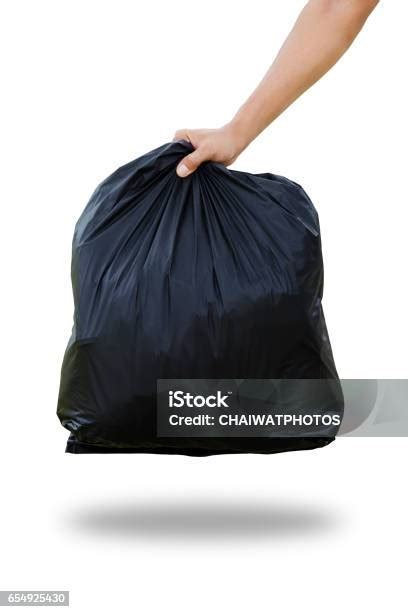 흰색 배경에 고립 된 검은 쓰레기 봉투를 들고 있는 남자 손 쓰레기 봉투에 대한 스톡 사진 및 기타 이미지 쓰레기 봉투