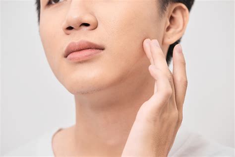 잘 생긴 남자 만지는 그의 얼굴 클로즈 업 초상화 스튜디오 에 흰색 배경 남자에 대한 스톡 사진 및 기타 이미지 남자 남자들만 20 24세 Istock