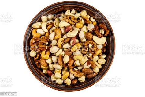 흰색 배경에 고립 된 혼합 견과류그릇 호두 피스타치오 아몬드 땅콩 캐슈 헤이즐넛을 세라믹 그릇에 넣습니다 맨 위 보기 0명에 대한 스톡 사진 및 기타 이미지 Istock