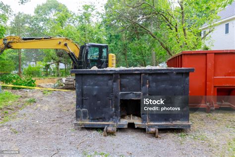 산업용 쓰레기통 가득 차있는 쓰레기 제거 컨테이너 개조 건물 잡석에 대한 스톡 사진 및 기타 이미지 잡석 산업 폐기물 수거통 용기 제작물 Istock