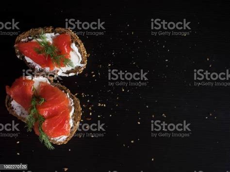 연어와 크림 치즈 샌드위치입니다 에 호 밀 멀티 그레인 빵의 조각 0명에 대한 스톡 사진 및 기타 이미지 0명 딜 허브
