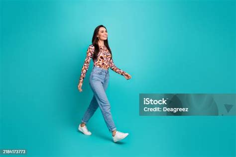 매력적인 긍정적 인 여자가 입고 프린트 셔츠를 걷고 빈 공간을 찾고 외딴 청록색 배경 30 34세에 대한 스톡 사진 및 기타 이미지 30 34세 갈색 머리 걷기