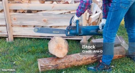 전기 톱 나무꾼 톱의 클로즈업 전기 톱 바 및 컷트 우드커터는 톱소에 전기톱으로 나무를 톱으로 톱으로 만듭니다 공예에 대한 스톡 사진 및 기타 이미지 Istock