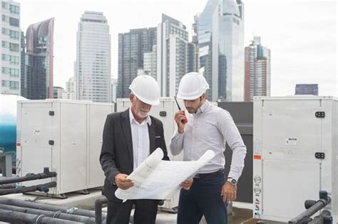 엔지니어 남자 또는 노동자 팀 산업 공장에서 일하는 사람들 옥상 건물에 냉각기 타워 시스템 작업 기계 콘덴서 급수 파이프 라인 환기 압축기 2명에 대한 스톡 사진 및 기타