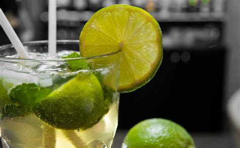 Unalcohol Mohito 라임과 민트와 함께 칵테일의 근접 촬영 유리 배경 바에서 두 개의 튜브와 석 회의 조각으로 장식