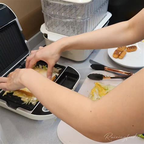 包菜丝蛋饼午餐肉香肠吐司 终于有mood Edit了~ 好事精神爽😎 丢回 这是上个星期隔离的第一个早餐， 照片里头的米其林人偶闺女小小的