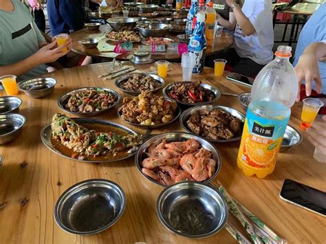 农家乐活动柴火野炊劈柴洗菜切菜炒菜一桌美味佳肴上桌 农庄
