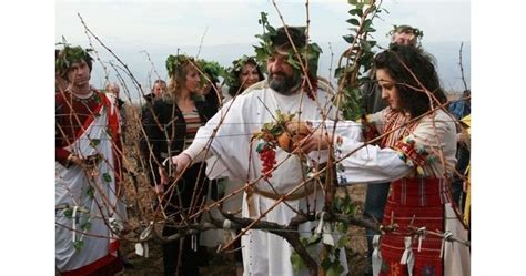 Честваме празника на любовта и виното