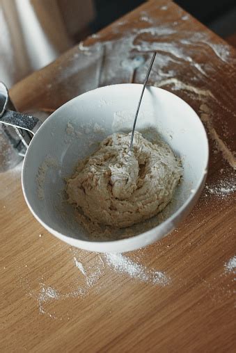 부엌의 나무 테이블에 반죽과 숟가락흰색 그릇 패스트리에 대한 재료를 혼합하는 과정 클로즈업 선택적초점 날것에 대한 스톡 사진 및