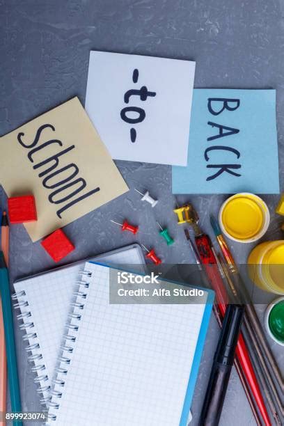 비와 함께 단풍 학교 크레용 연필 노트북 브러쉬 페인트를 다시 개념에 대한 스톡 사진 및 기타 이미지 개념 개인 장식품 개체 그룹 Istock