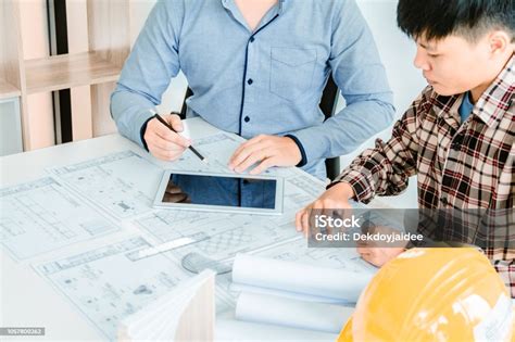 개념 건축가 아시아 사람 엔지니어 임원 사무실에서 청사진 책상에 장비 건축가 가리키는 빈티지 석양 빛 사이 태블릿을 들고 선택적 초점 개념에 대한 스톡 사진 및 기타 이미지