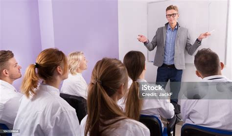 남자 교사가 학생 들에 대 한 프레 젠 테이 션 감정에 대한 스톡 사진 및 기타 이미지 감정 개인 지도 교사 공부 Istock