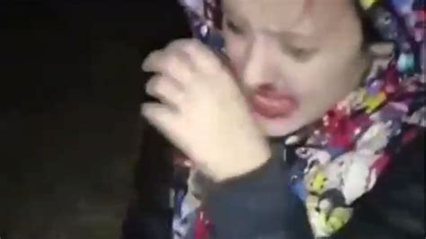 Спортики поймали молодую закладчицу в лесу и раздели Наказание закладчицы