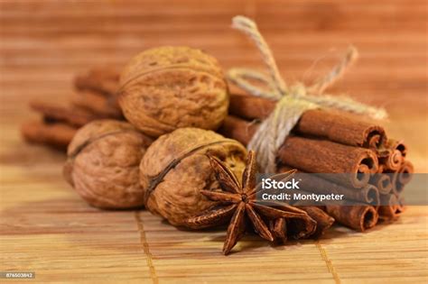 계 피 고 나무 바탕에 스타 아니 스입니다 크리스마스 시간과 겨울 계절 요리에 대 한 아름 답 고 향기로운 향신료 갈색에 대한 스톡 사진 및 기타 이미지 Istock