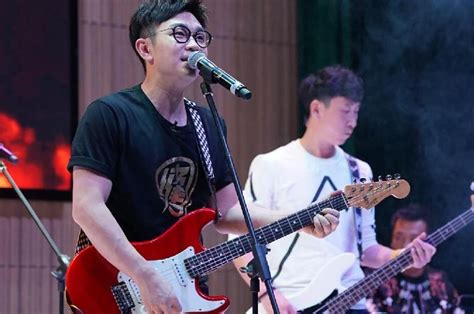 《但愿人长久》大鹏重回酒吧蒙面驻唱 惊喜见《缝纫机乐队》原型