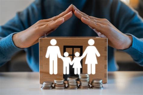 동전과 집 저축 돈 기부 저축 자선 금융 금융 위기 보험 예금 투자 은행 가족 재정 저축 계획으로 가족 사랑 보살핌과 손을