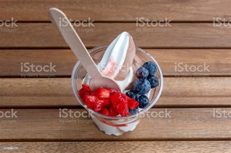 나무 테이블에 플라스틱 컵에 딸기가있는 아이스크림 길거리 음식 과자 상쾌한 여름 스낵 음식에 대한 스톡 사진 및 기타 이미지 Istock